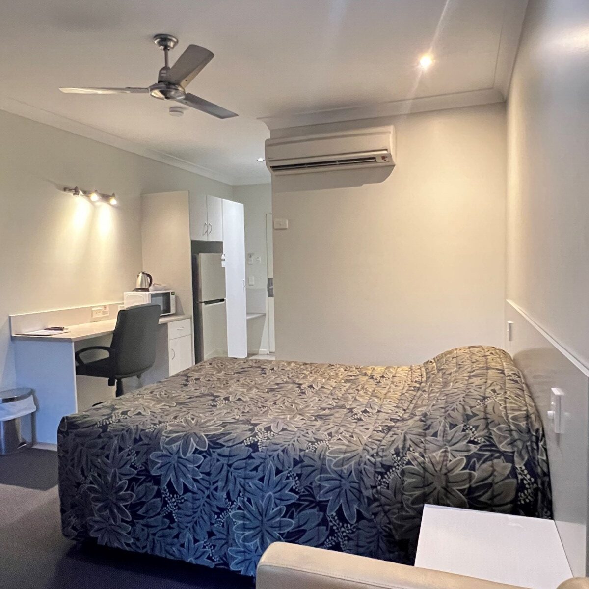 Rooms and Apartments